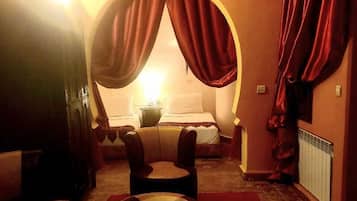 Suíte família, 3 quartos, vista para a piscina | 1 quarto, cofres nos quartos, ferros/tábuas de passar roupa
