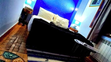 Quarto casal superior, vista para a piscina | 1 quarto, cofres nos quartos, ferros/tábuas de passar roupa