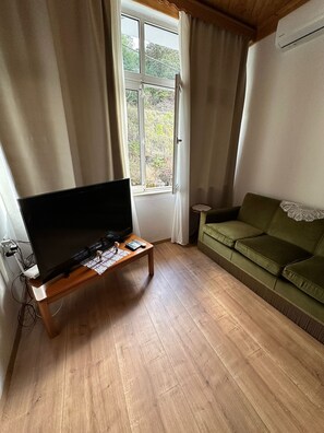 Quarto Duplo Superior, casa de banho privativa, Vista para a cidade | Roupa hipoalergénica, edredões de penas, com mobília individualizada 