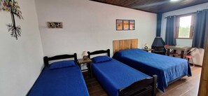 Quarto Quádruplo Deluxe, 1 quarto, varanda, vista para a montanha | Roupa de alta qualidade, camas de colchão pillowtop 
