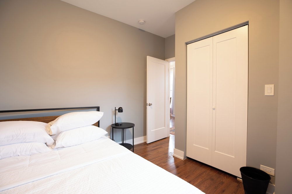 Cozy 3-bedroom Condo Near University Of Chicago - Chatham - Chicago