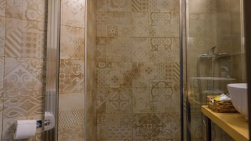 Quarto Duplo Básico, varanda, Vista para a cidade | Casa de banho | Um polibã, um secador de cabelo, chinelos, toalhas fornecidas