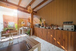 Café da manhã com buffet grátis todos os dias