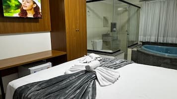 Quarto casal luxo, vista para o pátio | Roupas de cama antialérgicas, camas Select Comfort