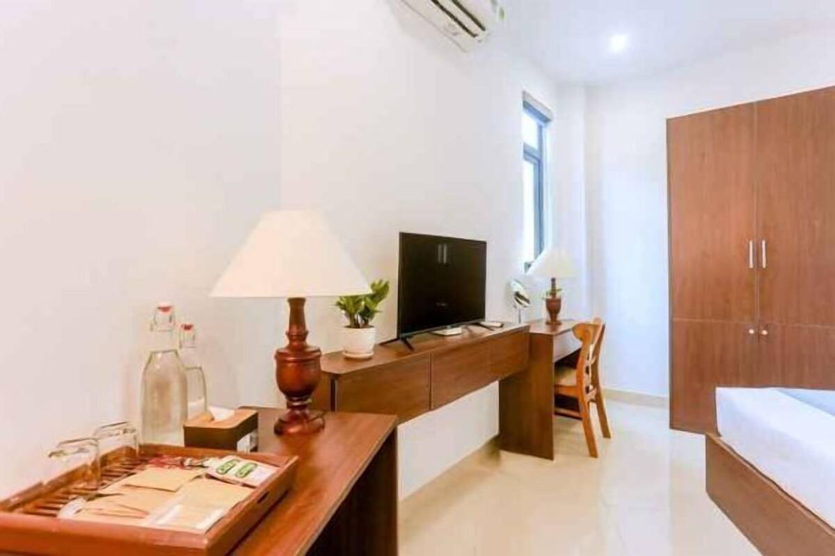 Escrivaninha, espaço de trabalho para notebook, cortinas blackout