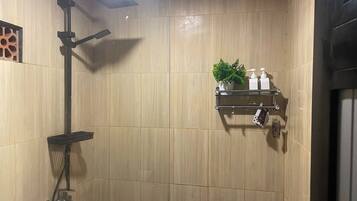 Quarto Duplo Standard, vista para a montanha | Casa de banho | Um polibã, um chuveiro fixo, artigos de higiene pessoal grátis