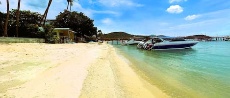 Na praia, praia de areia branca, espreguiçadeiras, massagens na praia