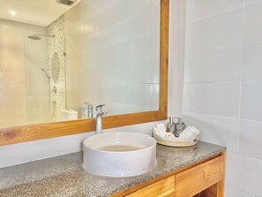 Quarto Duplo Superior, vista para a piscina | Casa de banho | Um polibã, toalhas fornecidas, sabão, champô 