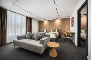 Suite Familiar, várias camas | Camas de colchão pillowtop, cofre no quarto 