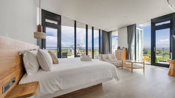 Quarto casal luxo, vista parcial para o mar | Cortinas blackout, Wi-Fi de cortesia, roupa de cama