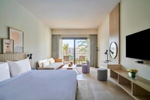 Executive Room Pool View | Roupa de alta qualidade, minibar grátis, cofre no quarto, secretária 