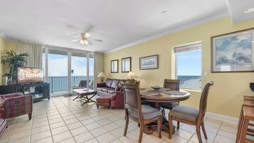 Apartamento Comfort em Condomínio Fechado, vista para a praia, em frente à praia | Refeições no quarto