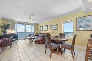 Condo conforto, vista para a praia, de frente para a praia | Opções para refeição no quarto