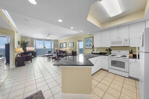 Condo conforto, vista para a praia, de frente para a praia | Vista do quarto