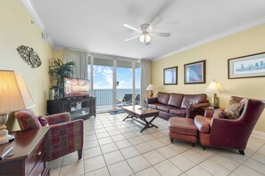 Condo conforto, vista para a praia, de frente para a praia | Sala de estar | Smart TV 50 polegadas com canais a cabo