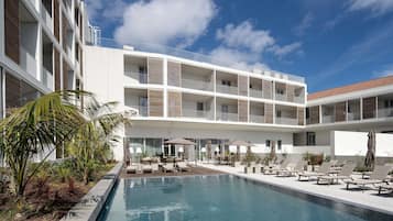 Piscina interior, piscina exterior