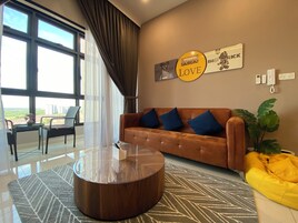 Apartamento, 3 quartos | Área de estar | Smart TV 42 polegadas com canais digitais