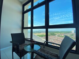 Apartamento, 3 quartos | Sala de estar | Smart TV de 42 polegadas com canais digitais 