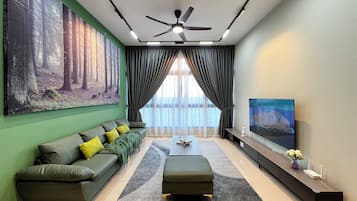 Apartamento, 3 quartos | Área de estar | Smart TV 42 polegadas com canais digitais
