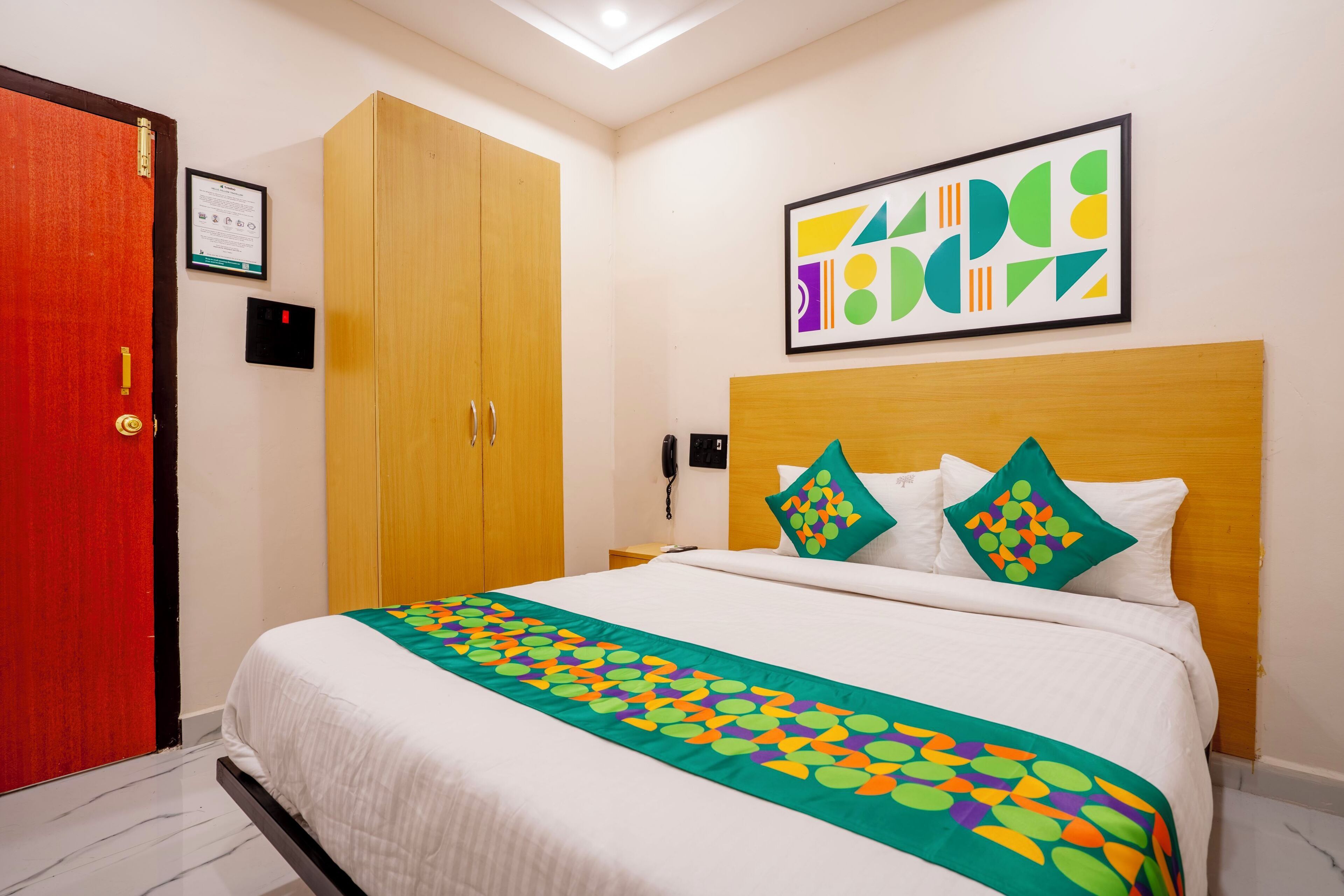 Quarto Duplo Económico | Secretária, cortinas/cortinados opacos, ferro/tábua de engomar 