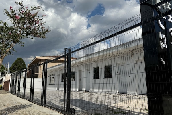 1 quarto, roupas de cama premium, escrivaninha, Wi-Fi de cortesia