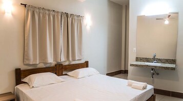 Quarto casal, 1 cama de casal | Escrivaninha, espaço de trabalho para notebook