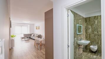 Apartamento, 3 quartos | Área de estar | Smart TV 42 polegadas com canais via satélite