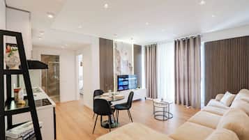 Apartamento luxo | Área de estar | Smart TV 42 polegadas com canais via satélite