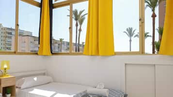 2 quartos, cortinas/cortinados opacos, ferro/tábua de engomar