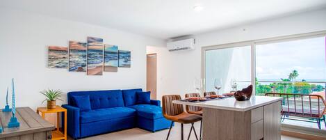 Apartamento, várias camas, sacada (Viva Jaco Viva Jaco 07-02C) | Área de estar | TV de tela plana 42 polegadas com canais digitais