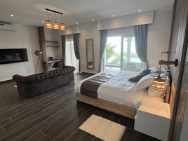 Suíte luxo, varanda, vista para o mar | Cofres nos quartos, escrivaninha, cortinas blackout, Wi-Fi de cortesia