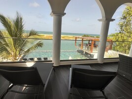 Suíte luxo, varanda, vista para o mar | Terraço/pátio