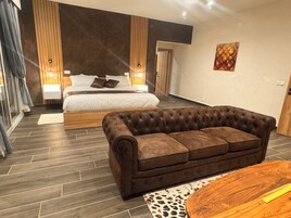 Suíte luxo, varanda, vista para o mar | Cofres nos quartos, escrivaninha, cortinas blackout, Wi-Fi de cortesia