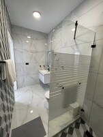 Premium Queen with Jacuzzi | Banheiro | Chuveiro, chuveiro com efeito de chuva, secador de cabelo 