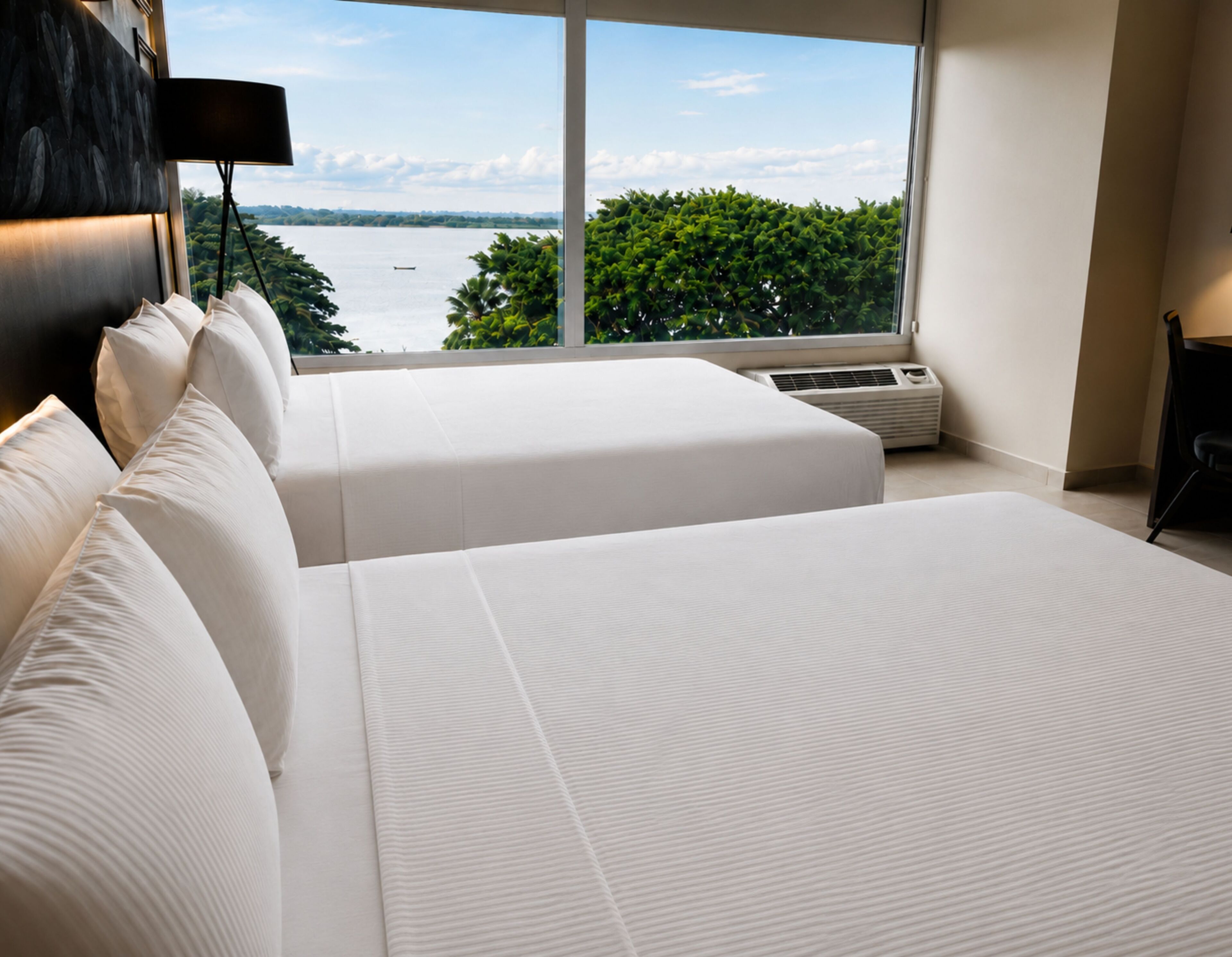 2 Queen Beds River Front View | Vista do quarto
