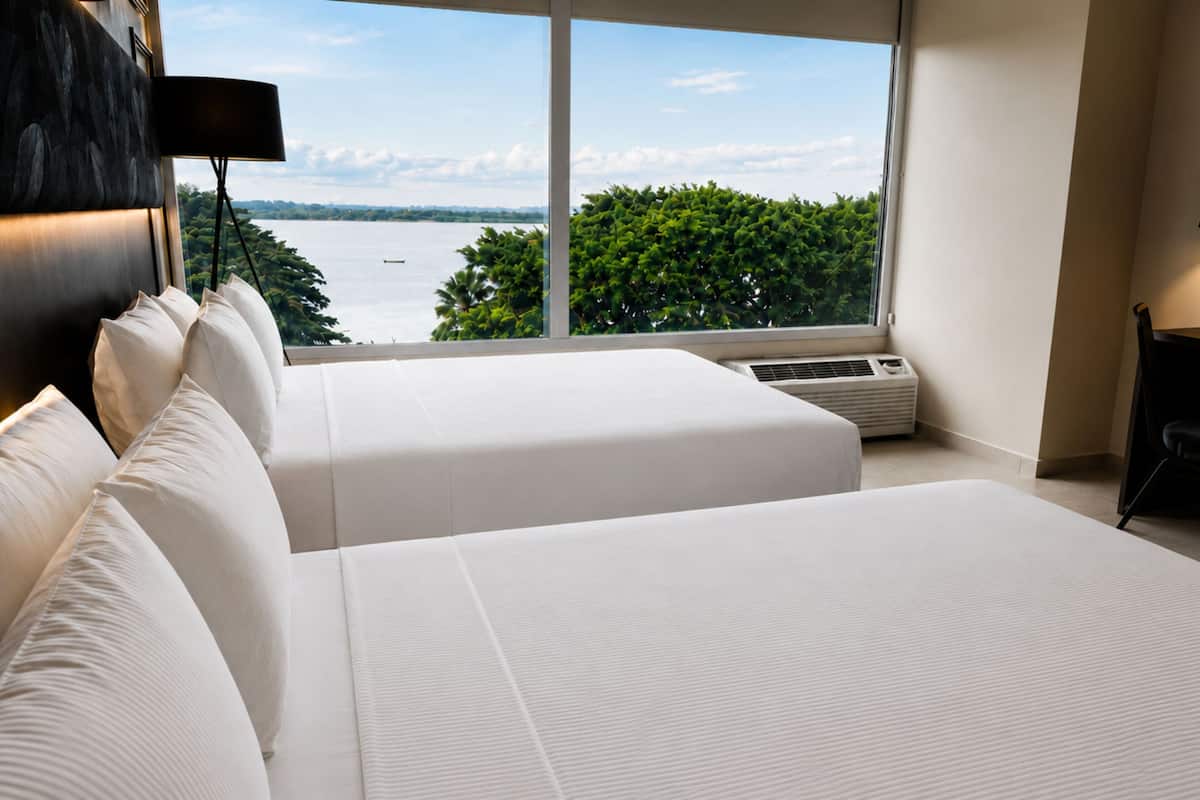 2 Queen Beds River Front View | Vista do quarto