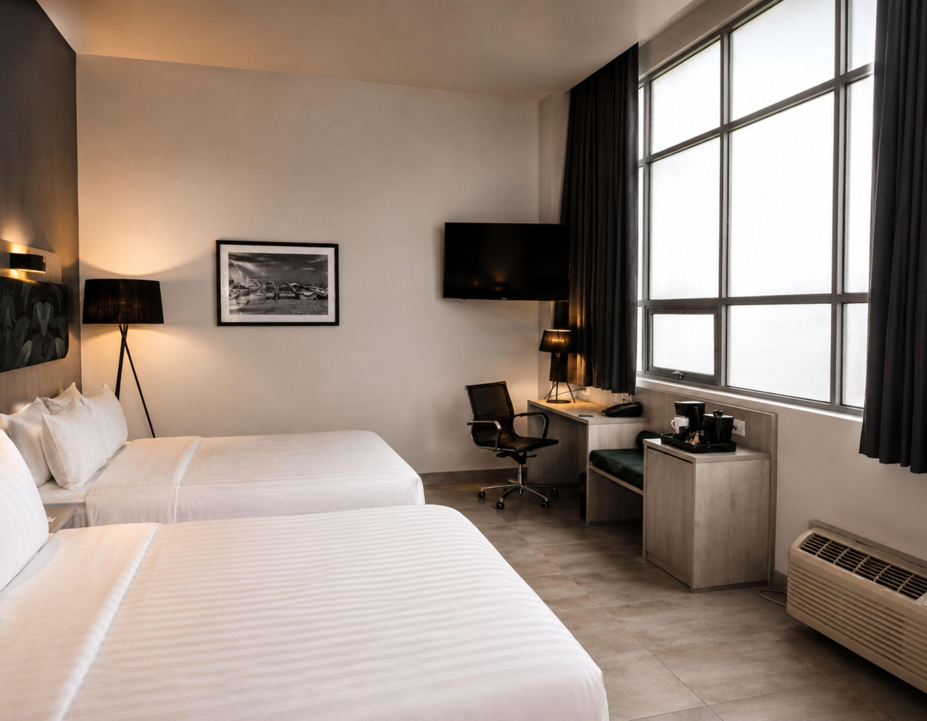 2 Queen Bed Premium Floor Internal View | Minibar, cofre no quarto, secretária 