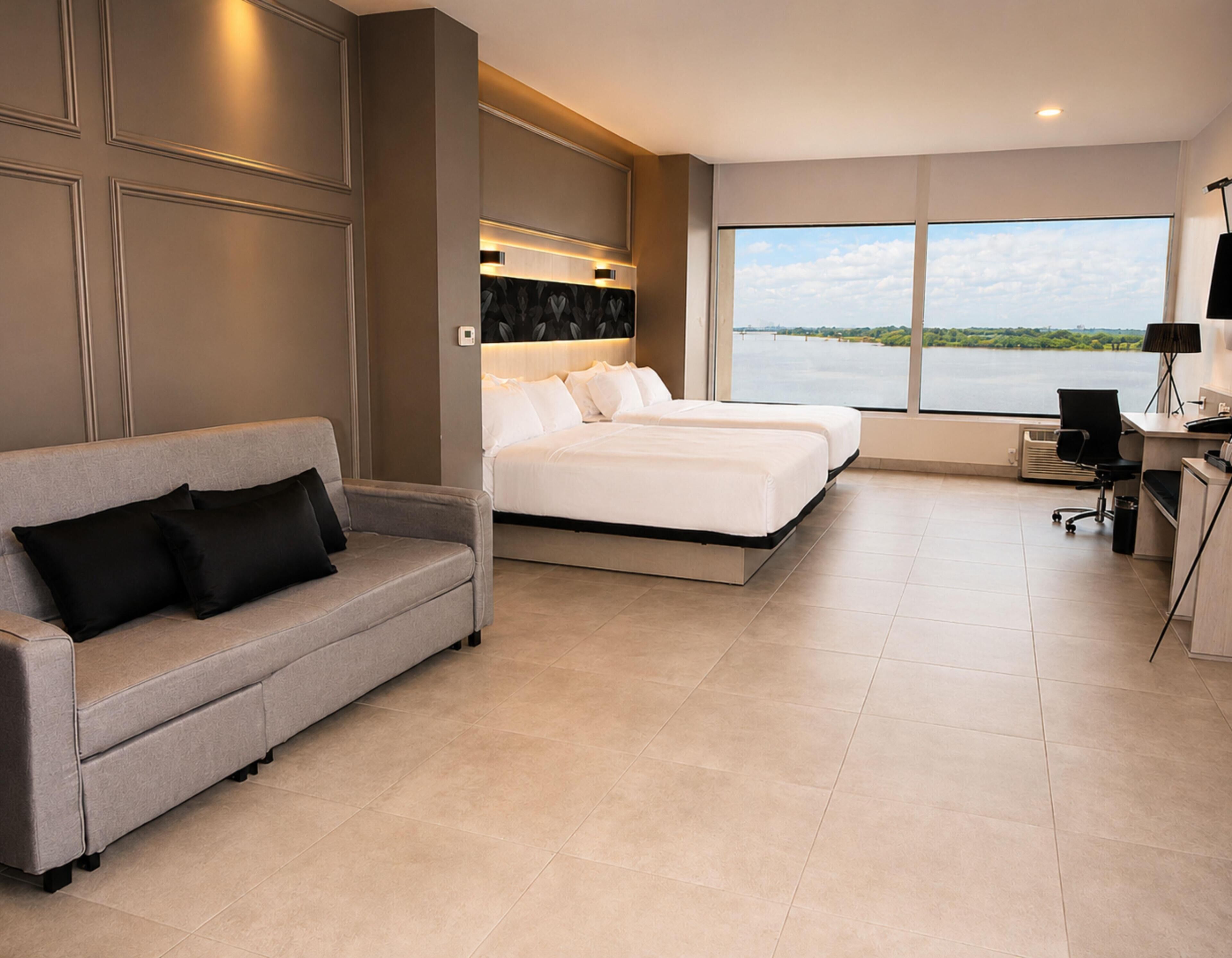 Family Room-2 Queen Beds and 1 King Sofa Bed | Sala de estar | Smart TV de 52 polegadas com canais por cabo 