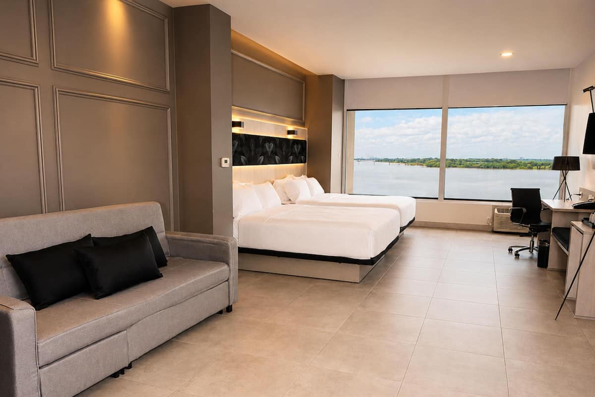Family Room-2 Queen Beds and 1 King Sofa Bed | Sala de estar | Smart TV de 52 polegadas com canais por cabo