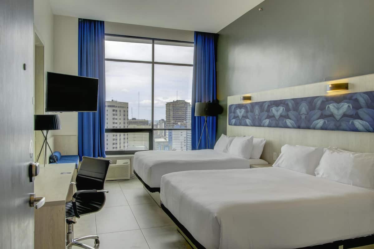 Quarto Premium, 2 camas queen-size (River Front) | Cofre no quarto, secretária