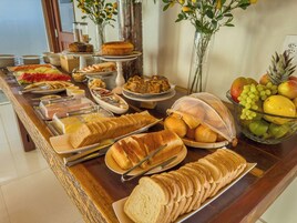 Café da manhã completo grátis todos os dias