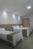 Quarto quádruplo | Roupas de cama premium, Wi-Fi de cortesia, roupa de cama
