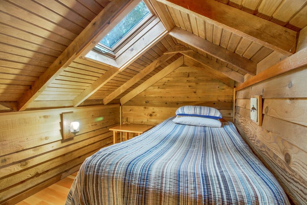 2br Beachfront Cabin W/ Loft - Steps From Prime West-facing Beach! - Orcas Island, WA
