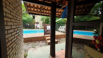 Quarto Quádruplo Económico, várias camas, vista para a piscina, junto à piscina | Sala de estar | Televisor LED de 32 polegadas com canais digitais 