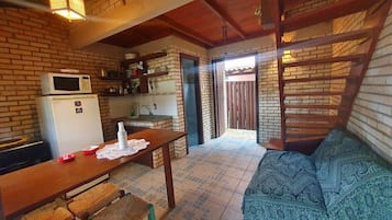 Cabana de Madeira Tradicional | Cozinha privada | Um frigorífico, um micro-ondas, utensílios de cozinha, mesas de jantar