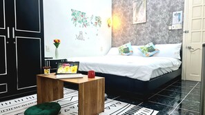 Quarto Duplo Deluxe, varanda, vista para a piscina | Roupa hipoalergénica, camas de colchão viscoelástico 