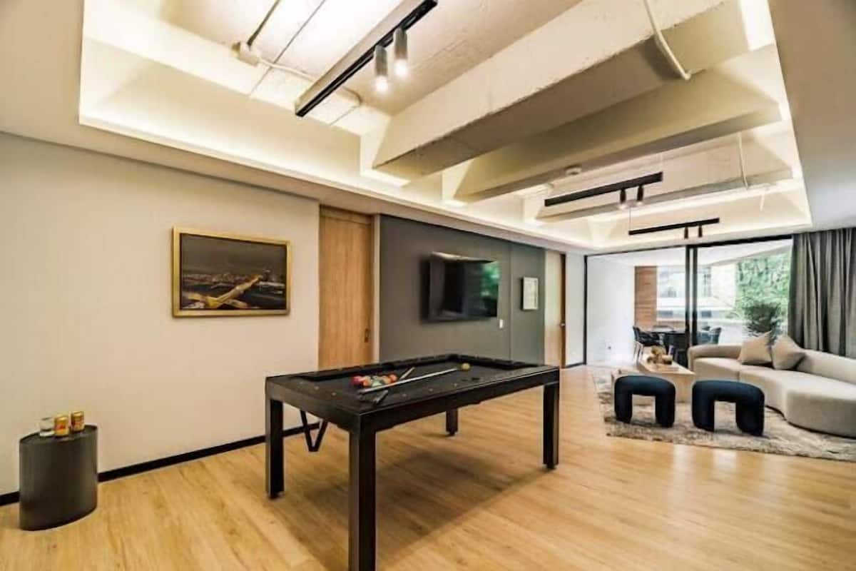 Apartamento executivo | Área de estar | TV LED 45 polegadas com canais a cabo