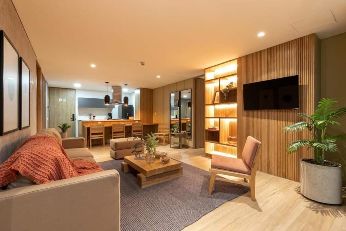 Apartamento standard, 3 quartos | Área de estar | TV LED 45 polegadas com canais a cabo