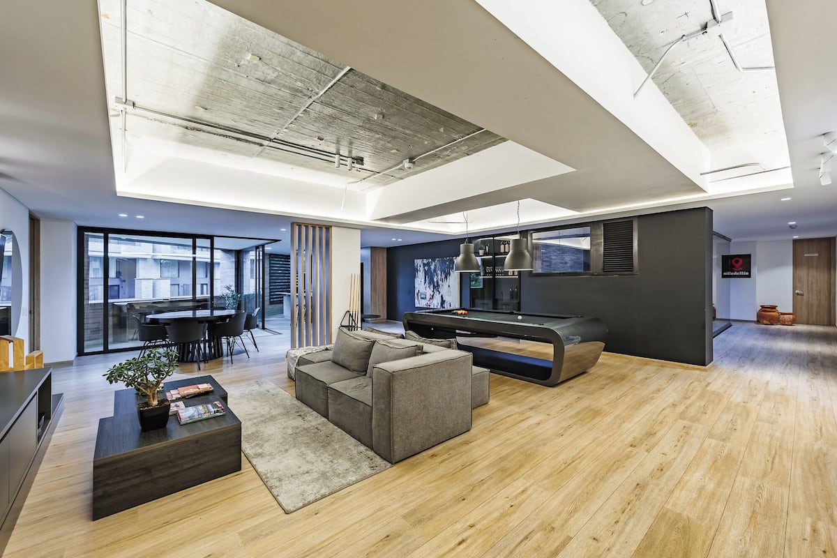 Apartamento premium | Área de estar | TV LED 45 polegadas com canais a cabo