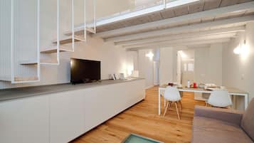 Loft lua de mel, 1 cama de casal e sofá-cama, cozinha | Área de estar | TV